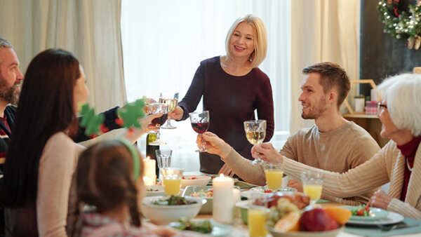 Ein Toast auf das alte Jahr: Die Tischrede zum Jahresausklang